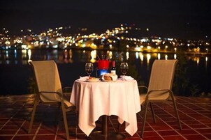 Café da manhã, almoço e jantar; local e internacional