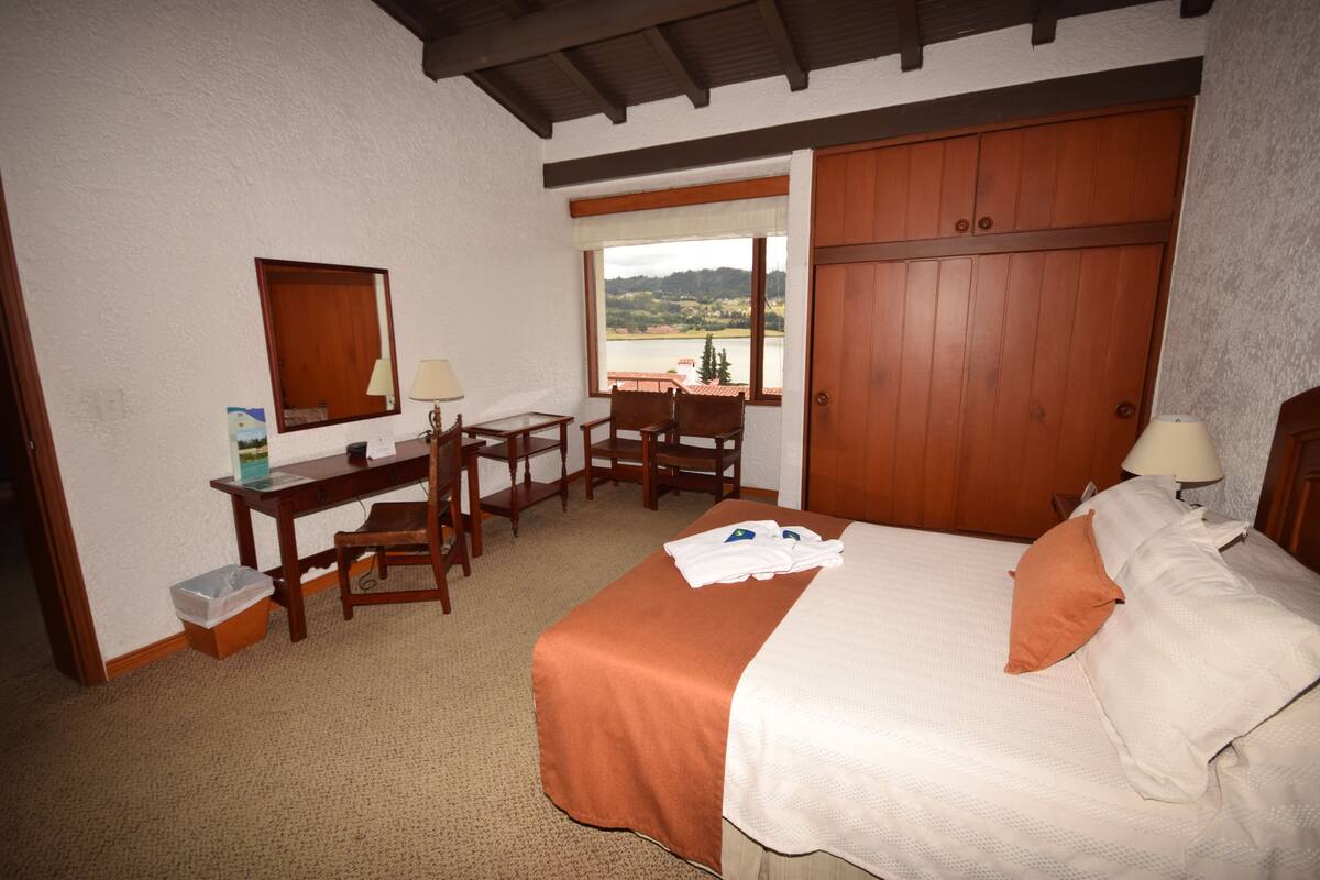 Cabine, 2 quartos, vista para o lago (2 Bathrooms) | Minibar, cofre no quarto, secretária, Wi-fi grátis