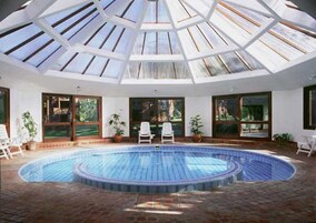 Piscina interna, piscina externa, espreguiçadeiras