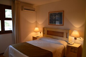 Quarto quádruplo | Wi-Fi de cortesia, roupa de cama