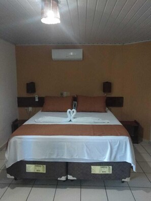 Chalé | Frigobar, cofres nos quartos, escrivaninha, cortinas blackout