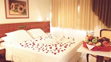 Quarto Duplo Superior, vista para a piscina | Minibar, secretária, cortinas/cortinados opacos, Wi-fi grátis