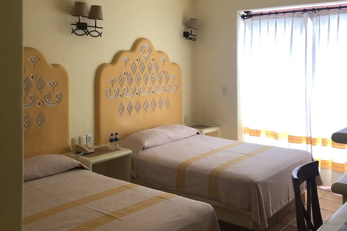 Quarto casal standard, 2 camas de casal | Ferros/tábuas de passar roupa, Wi-Fi de cortesia, roupa de cama