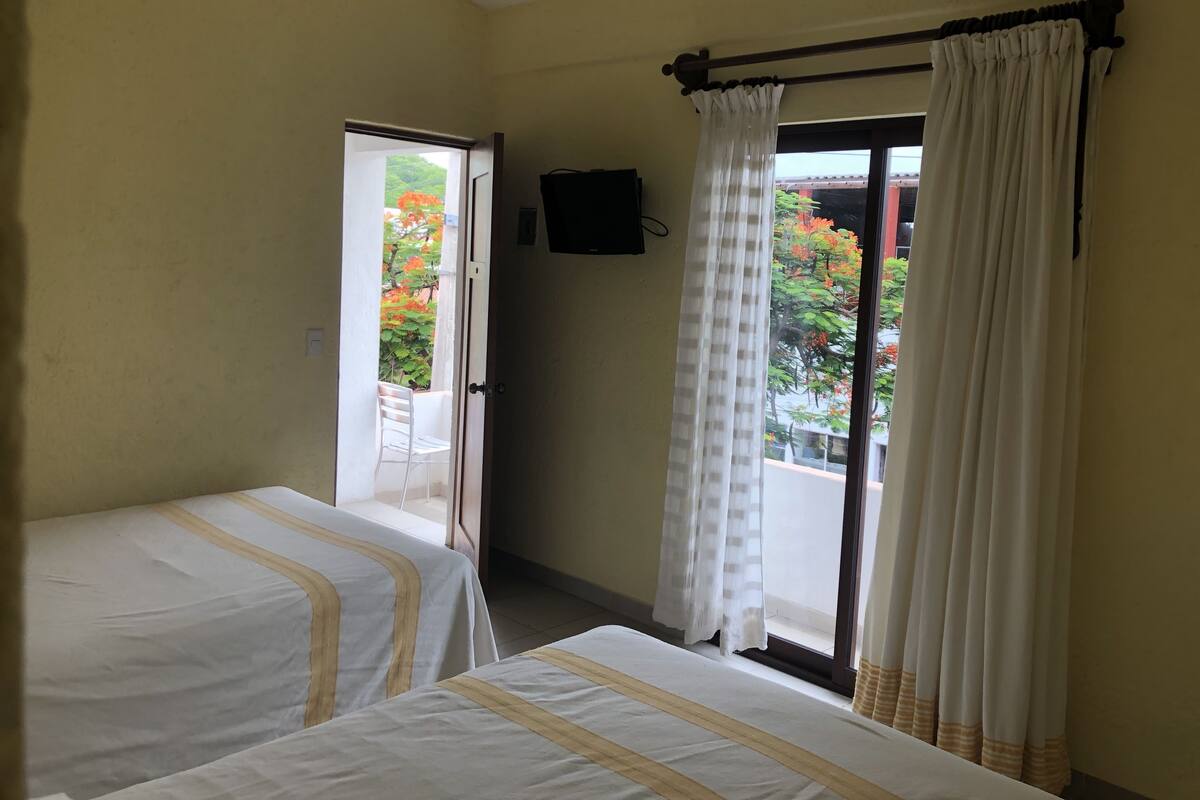 Quarto casal econômico, 2 camas de casal | Ferros/tábuas de passar roupa, Wi-Fi de cortesia, roupa de cama