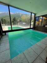 Piscina externa, espreguiçadeiras