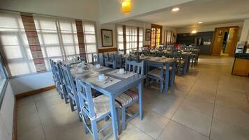 Pequeno-almoço continental diário (7 USD por pessoa)