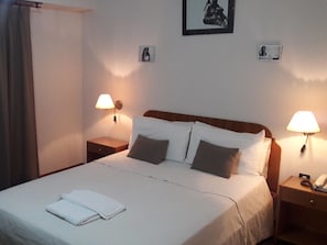 Quarto Duplo Standard, 1 cama de casal ou 2 camas individuais | Cofre no quarto, secretária, Wi-fi grátis, roupa de cama fornecida 