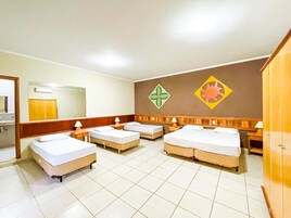 Suite Familia | Minibar, cofre no quarto, Wi-fi grátis 