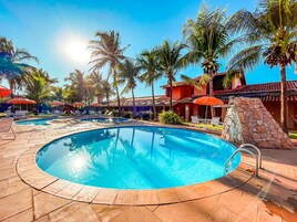 4 piscinas exteriores, guarda-sóis, espreguiçadeiras 
