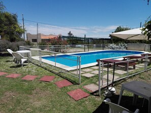 Piscina exterior sazonal, guarda-sóis 