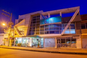 Fachada do alojamento (tarde/noite)