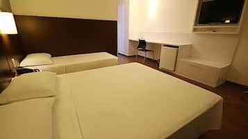 Roupa de alta qualidade, minibar, cofre no quarto, secretária