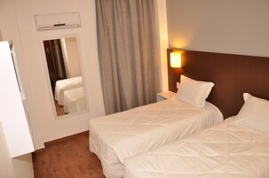 Roupas de cama premium, frigobar, cofres nos quartos, escrivaninha