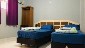 Quarto Twin Clássico | Roupa hipoalergénica, minibar, cofre no quarto, secretária
