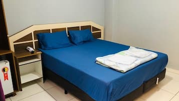 Quarto Económico | Roupa hipoalergénica, minibar, cofre no quarto, secretária