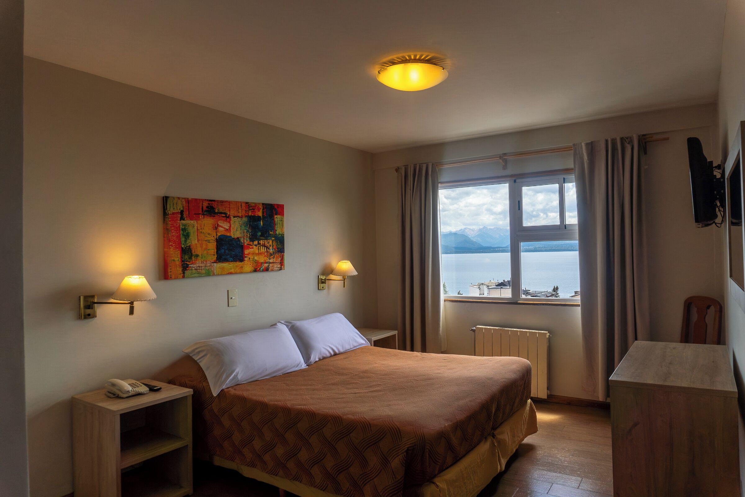 Quarto casal ou duplo standard, vista para a cidade | Cofres nos quartos, espaço de trabalho para notebook, Wi-Fi de cortesia