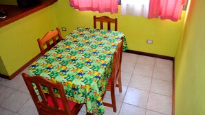 Apartamento Familiar, cozinha | Refeições no quarto