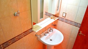 Apartamento Standard, cozinha | Lavatório na casa de banho