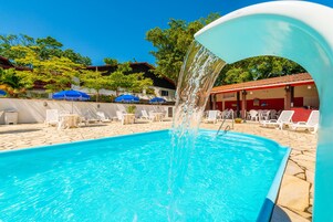 2 piscinas exteriores 