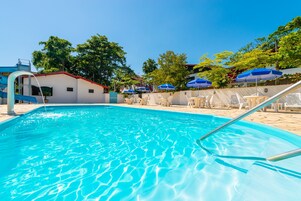 2 piscinas exteriores 