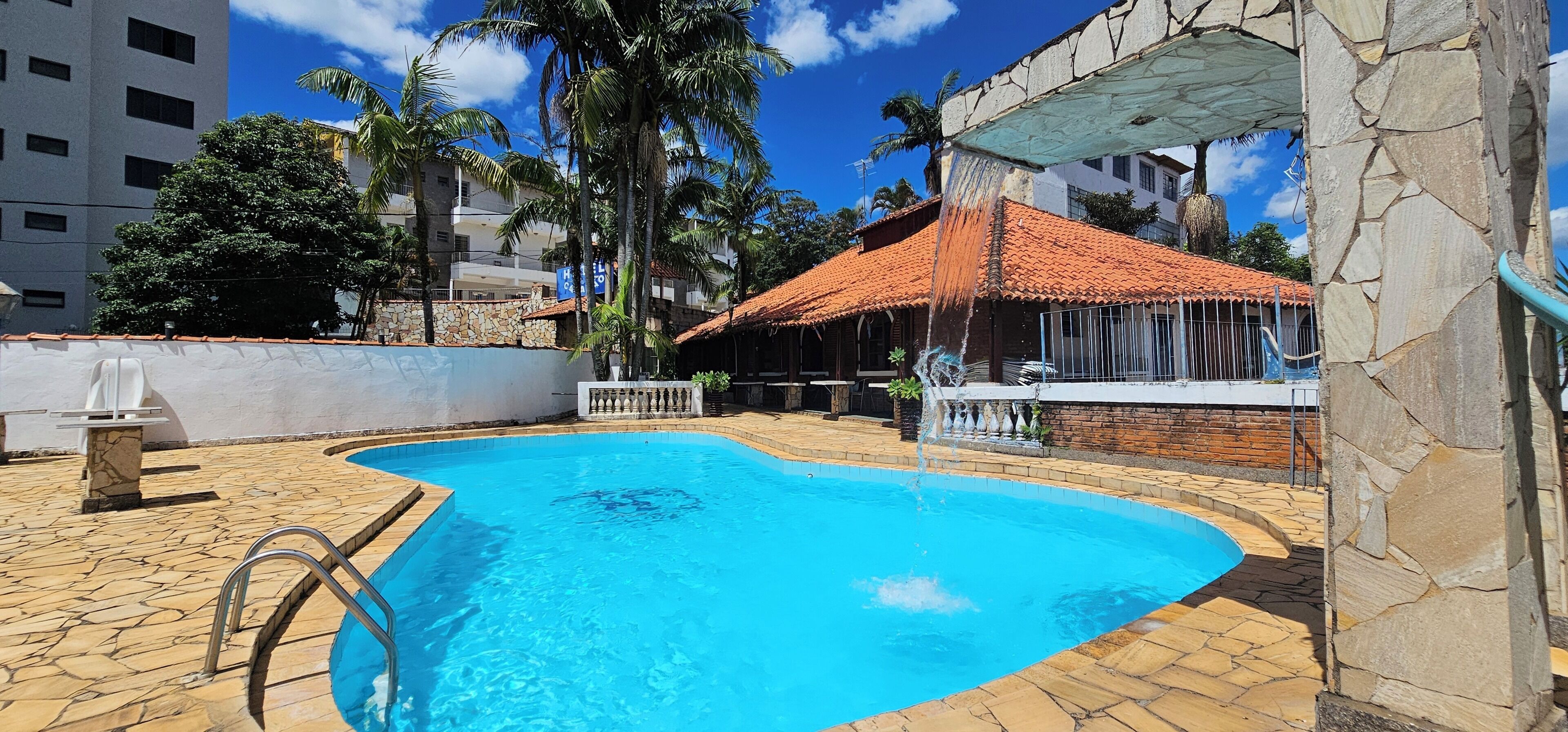 Piscina exterior, espreguiçadeiras 