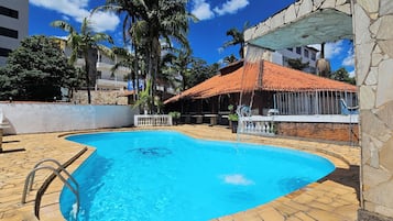 Piscina exterior, espreguiçadeiras