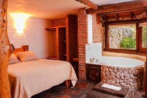 Cabana de Madeira Deluxe | Cofre no quarto, com decoração personalizada 