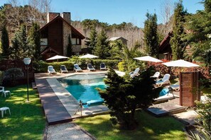 Piscina exterior sazonal, espreguiçadeiras 