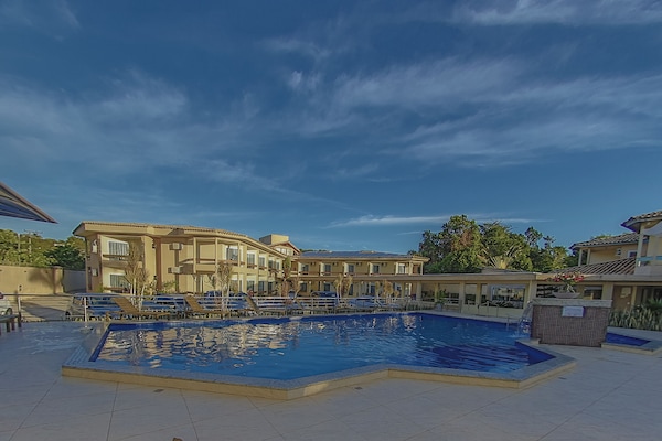 2 piscinas exteriores