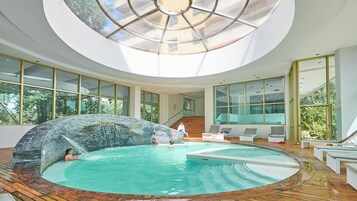 Piscina interna, piscina externa sazonal