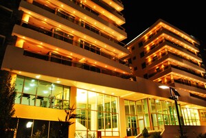 Fachada da propriedade à noite