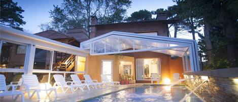 Piscina interna, piscina externa sazonal