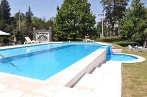 Uma piscina retangular com uma placa que diz "Bremen" e uma piscina circular menor.