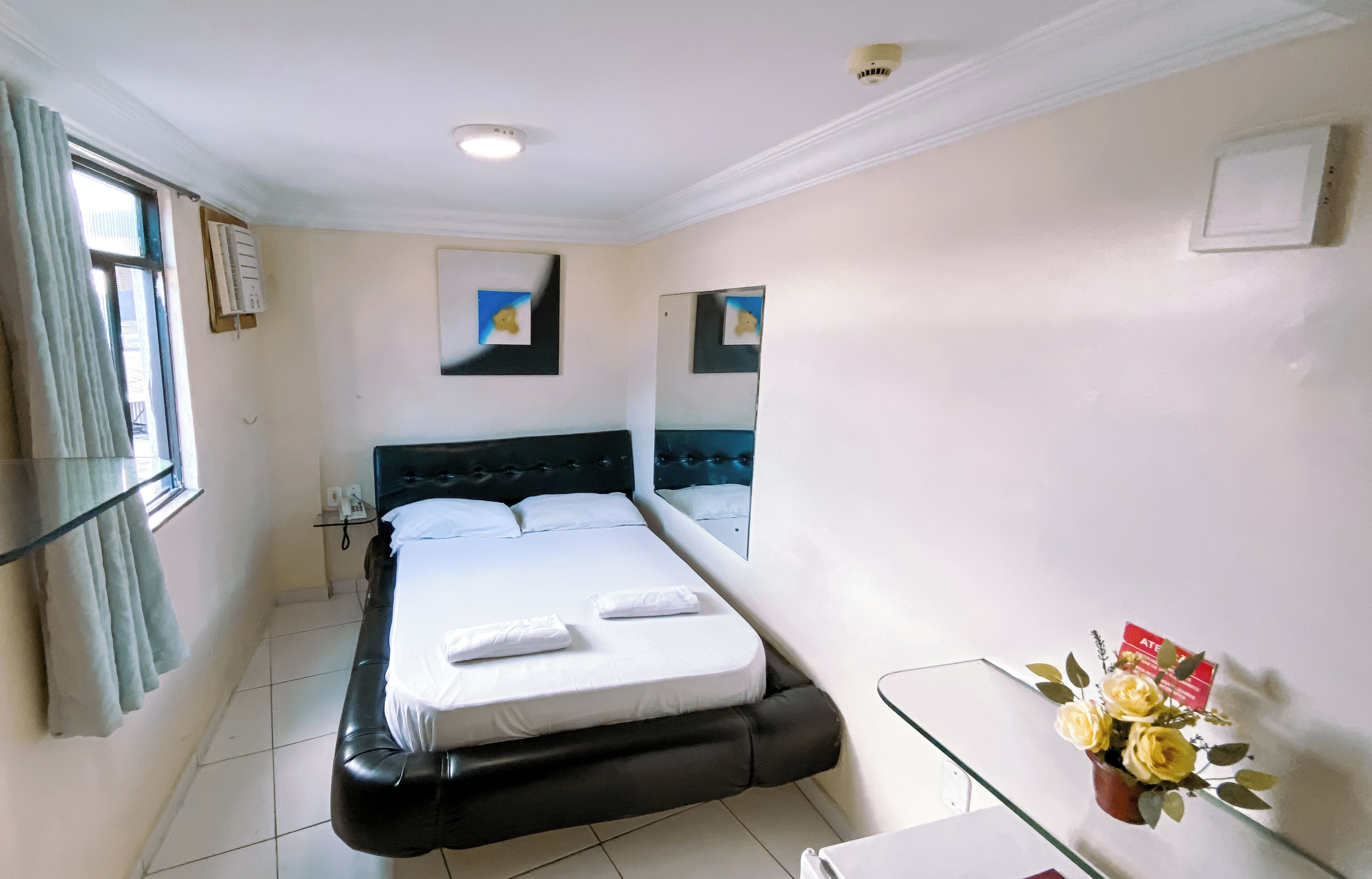 Standard Duplo com Ventilador | Cortinas/cortinados opacos, Wi-fi grátis, roupa de cama fornecida 