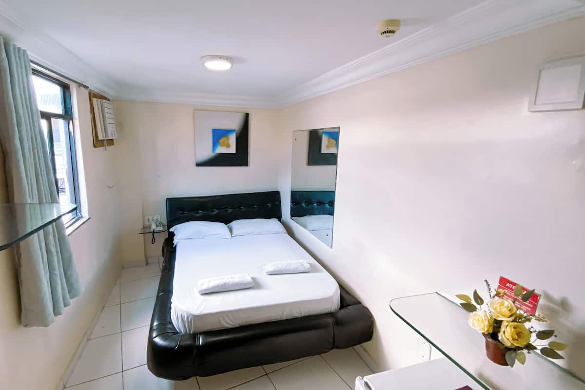 Standard Duplo com Ventilador | Cortinas/cortinados opacos, Wi-fi grátis, roupa de cama fornecida