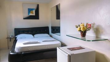 Cortinas/cortinados opacos, Wi-fi grátis, roupa de cama fornecida