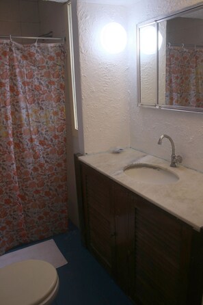 Chuveiro, toalhas de banho