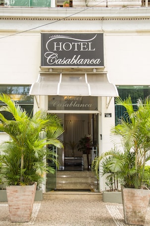 Entrada do alojamento. Hotel Casablanca