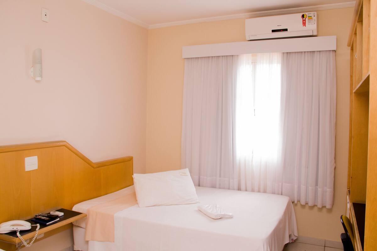 Quarto Individual Superior | Minibar, secretária, Wi-fi grátis, roupa de cama fornecida 