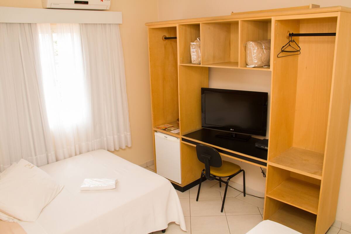 Minibar, secretária, Wi-fi grátis, roupa de cama fornecida 