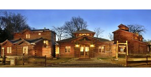 Fachada do alojamento (tarde/noite)