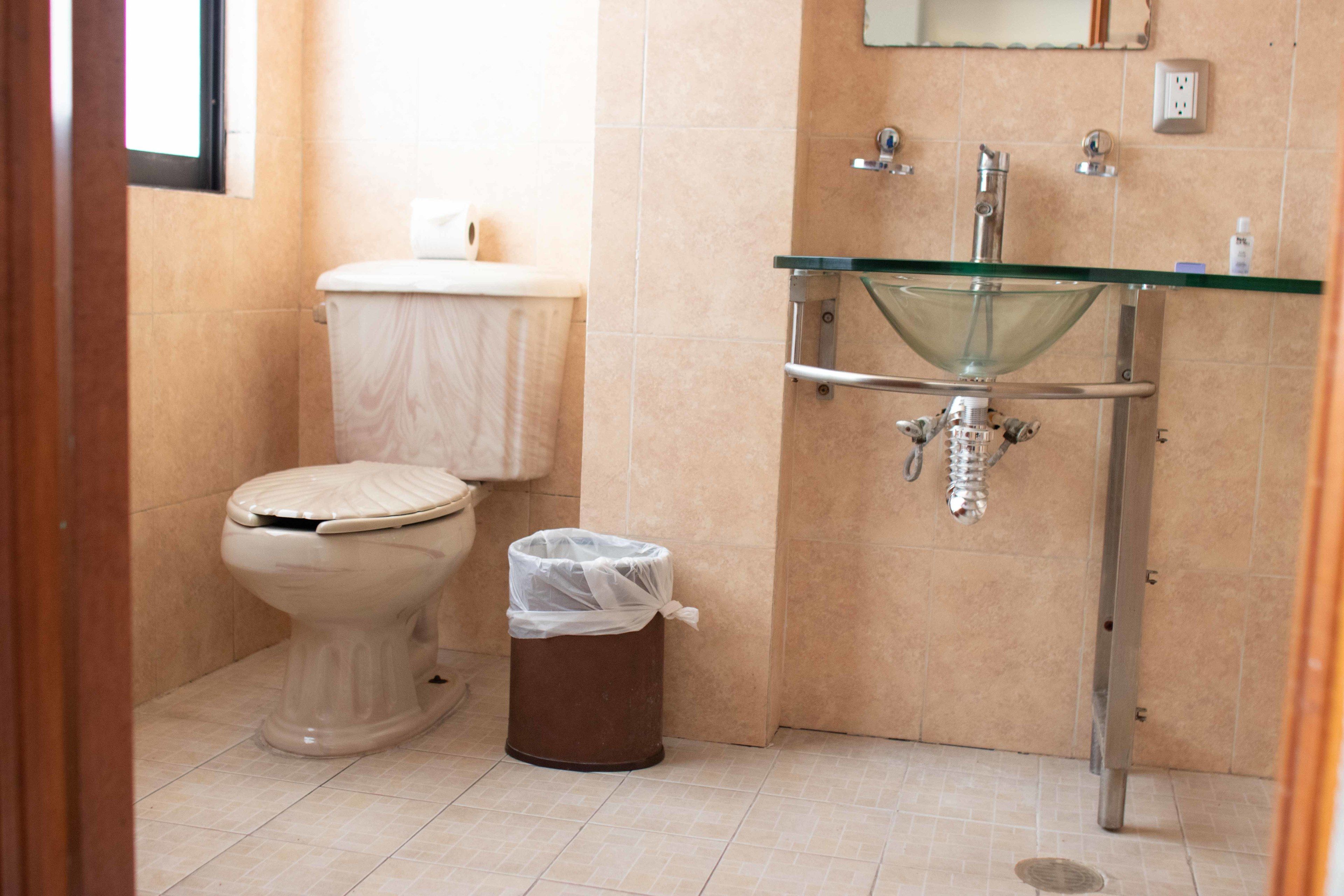 Quarto Superior | Casa de banho | Um polibã, artigos de higiene pessoal grátis, um secador de cabelo 