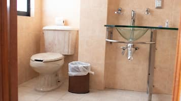 Quarto Superior | Casa de banho | Um polibã, artigos de higiene pessoal grátis, um secador de cabelo