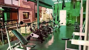 Academia com diversos equipamentos de exercício, incluindo esteiras e aparelhos de musculação.