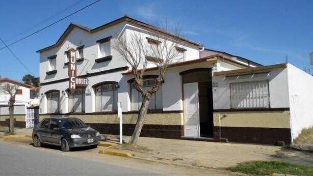 Um edifício de dois andares com uma placa que diz 'HOTEL'.