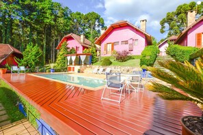 Piscina exterior, guarda-sóis, espreguiçadeiras 