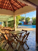 Bar à beira da piscina