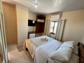 Quarto casal | Frigobar, cortinas blackout, ferros/tábuas de passar roupa