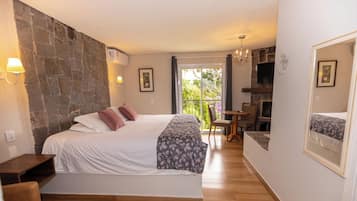 Chalé Superior, lareira (Banheira de Hidromassagem) | 1 quarto, minibar, cortinas/cortinados opacos, Wi-fi grátis