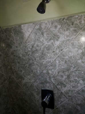 QUADRUPLO | Casa de banho | Um polibã, toalhas fornecidas, sabão, papel higiénico 